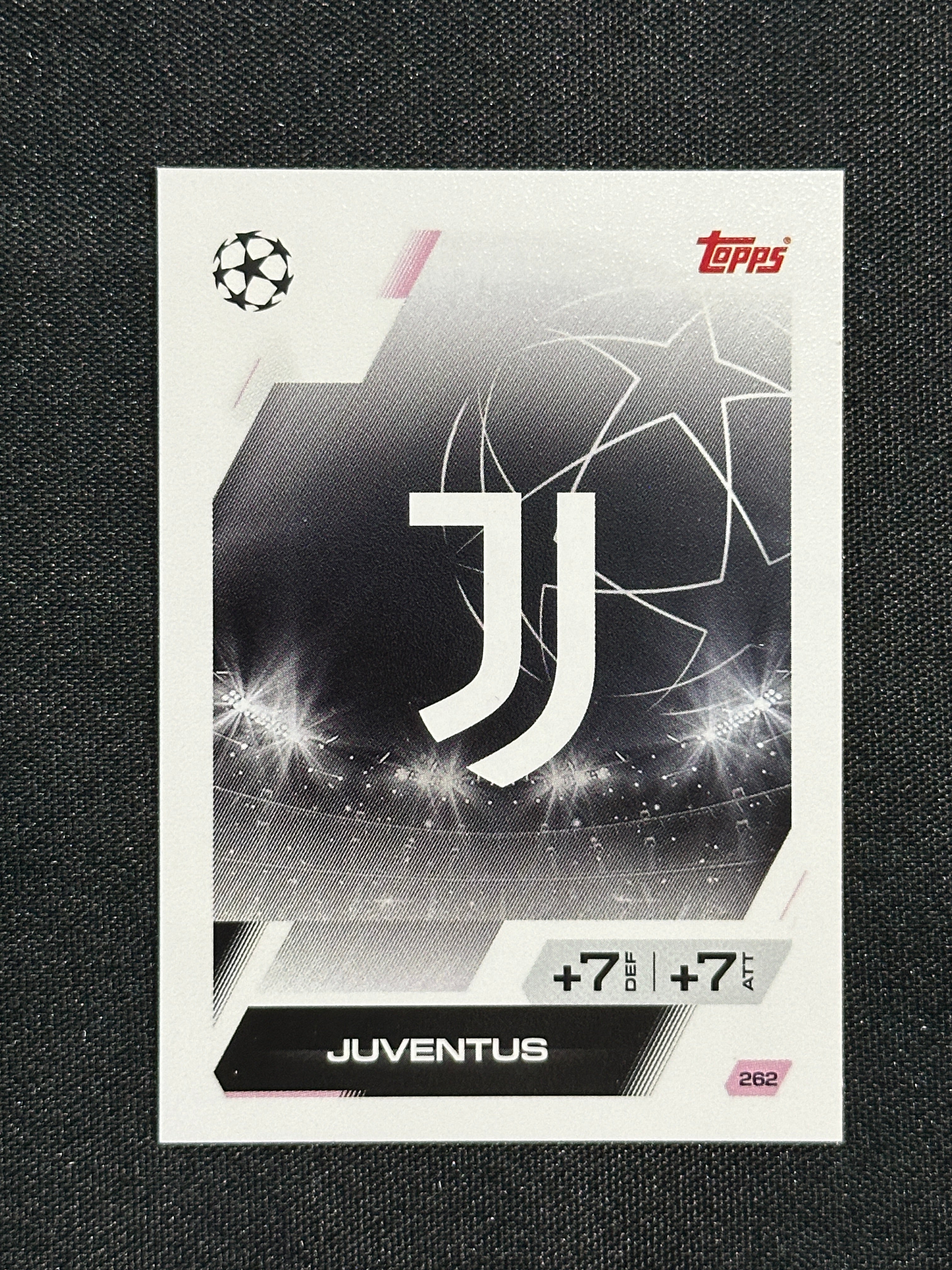 262 Team Badge Juventus Base - Topps Match Attax 2025/26 – LukeSolve.com