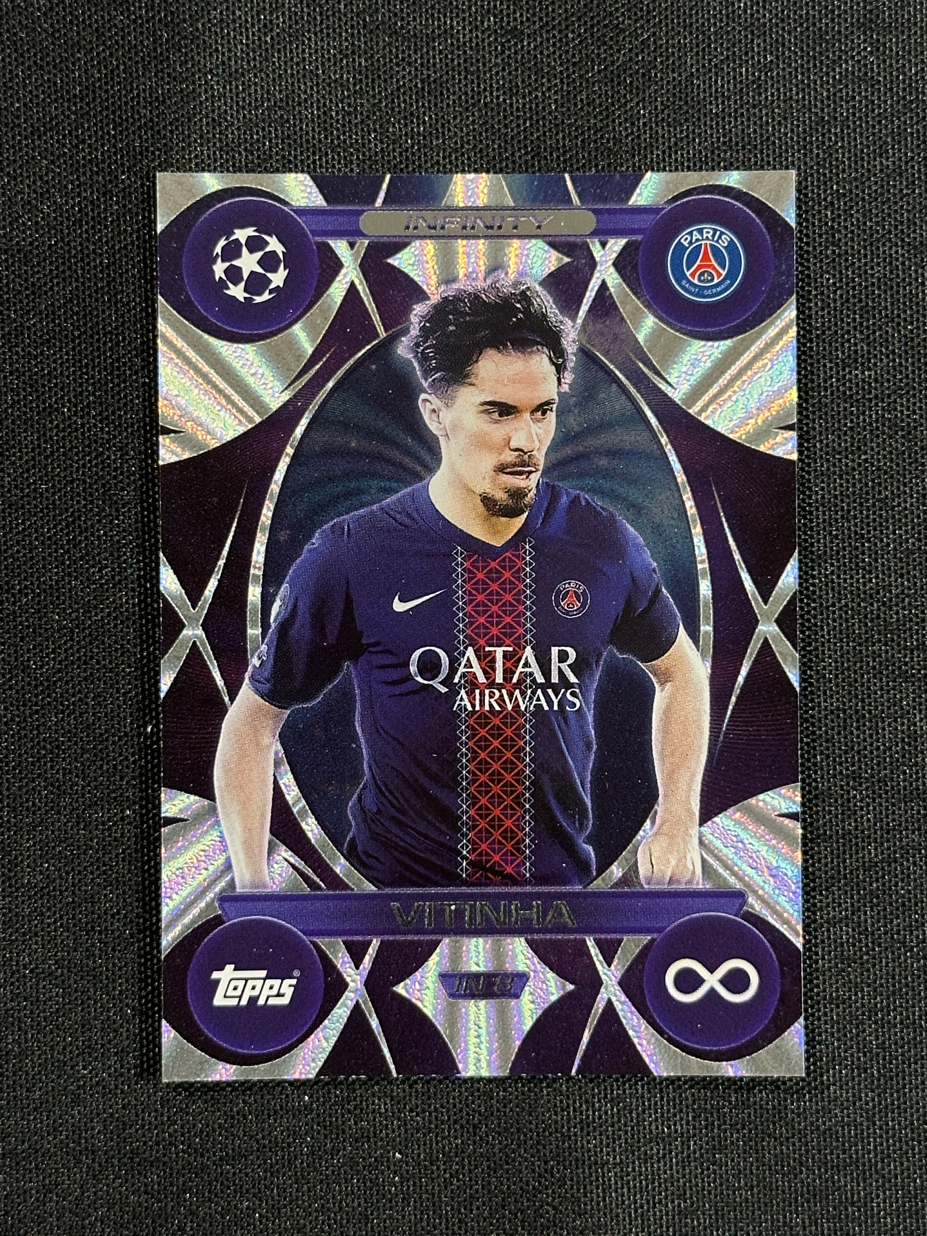 IN 8 Vitinha PSG Infinity - Topps Match Attax 2025/26 – LukeSolve.com
